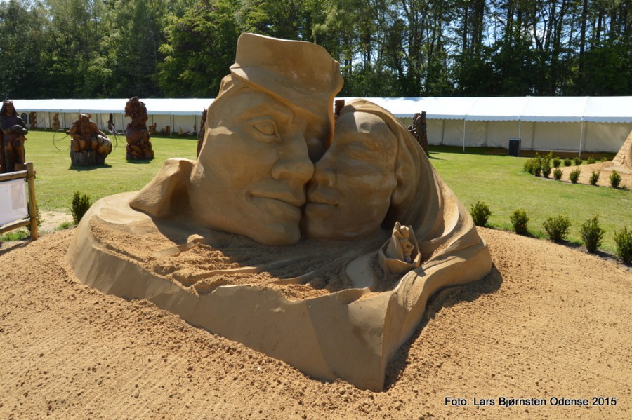 Helena Bangert fra Holland med skulptur fra eventyret om: Den ...