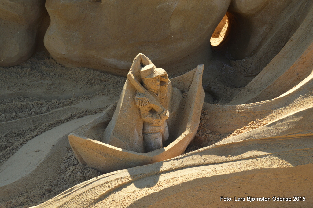 Helena Bangert fra Holland med skulptur fra eventyret om: Den ...